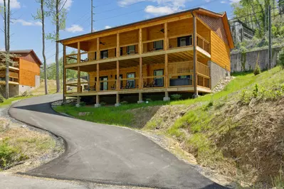 Downtown Maple Leaf Lodge 4 Bedroom Cabin At Parkside Cabin Rentals