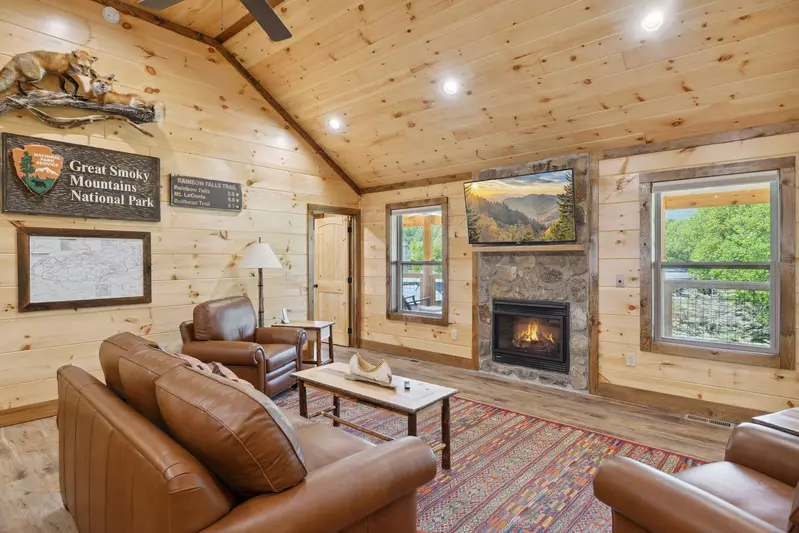 Downtown Maple Leaf Lodge 4 Bedroom Cabin At Parkside Cabin Rentals