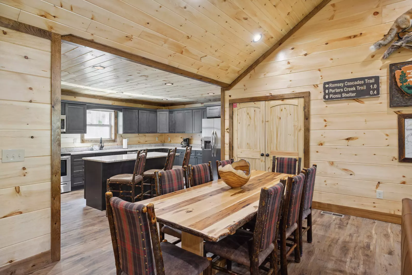 Downtown Maple Leaf Lodge 4 Bedroom Cabin At Parkside Cabin Rentals
