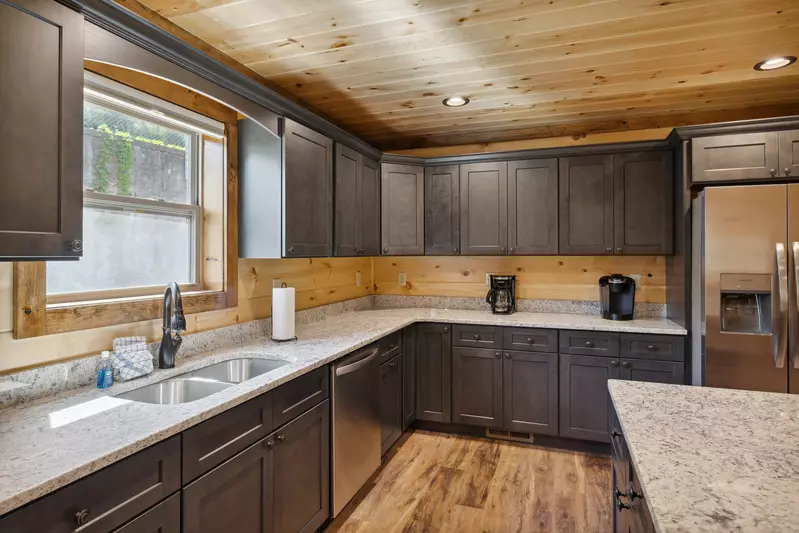 Downtown Maple Leaf Lodge 4 Bedroom Cabin At Parkside Cabin Rentals
