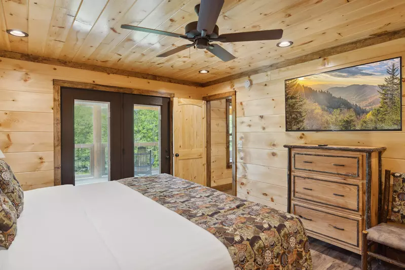 Downtown Maple Leaf Lodge 4 Bedroom Cabin At Parkside Cabin Rentals