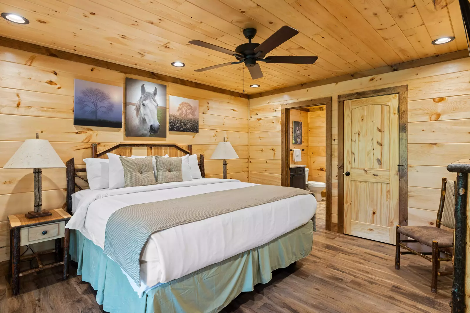 Downtown Maple Leaf Lodge 4 Bedroom Cabin At Parkside Cabin Rentals