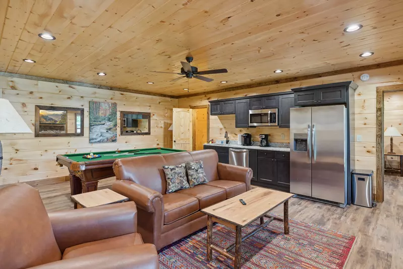 Downtown Maple Leaf Lodge 4 Bedroom Cabin At Parkside Cabin Rentals
