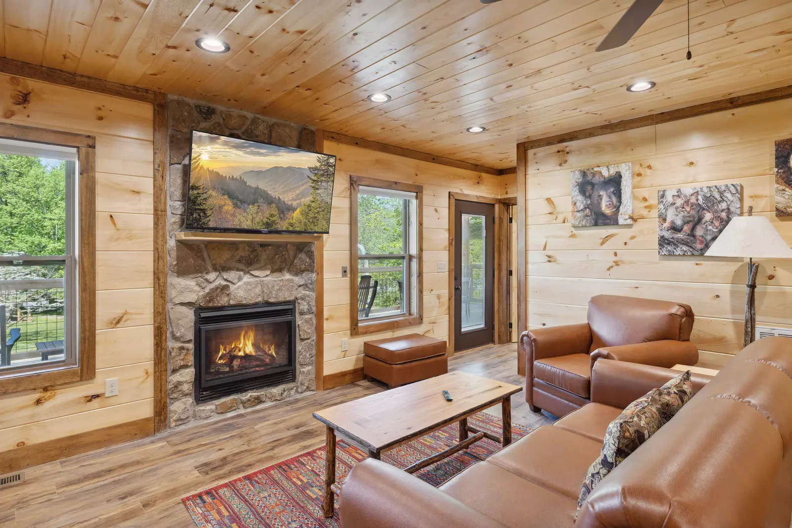 Downtown Maple Leaf Lodge 4 Bedroom Cabin At Parkside Cabin Rentals