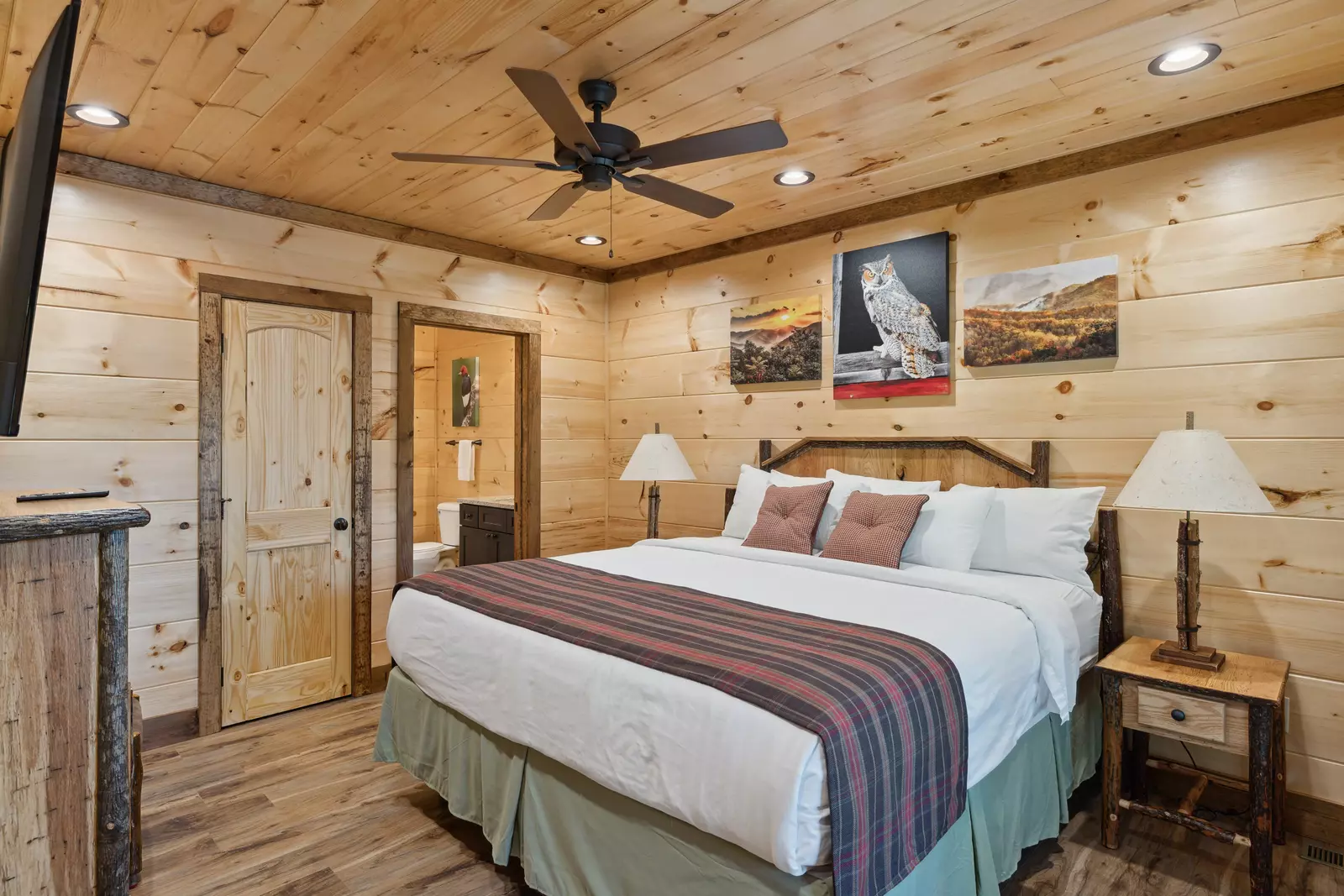 Downtown Maple Leaf Lodge 4 Bedroom Cabin At Parkside Cabin Rentals