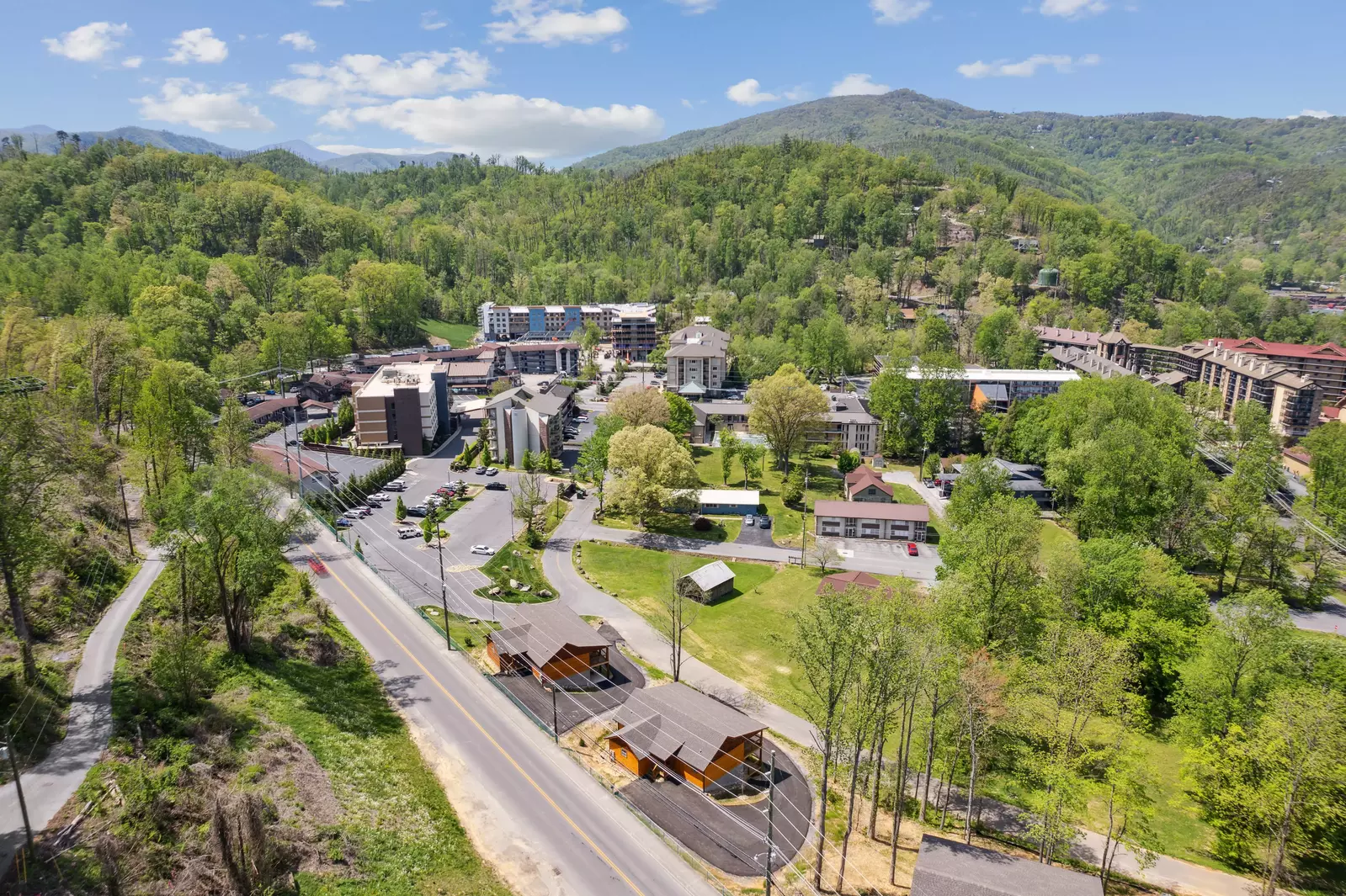 Downtown Maple Leaf Lodge 4 Bedroom Cabin At Parkside Cabin Rentals