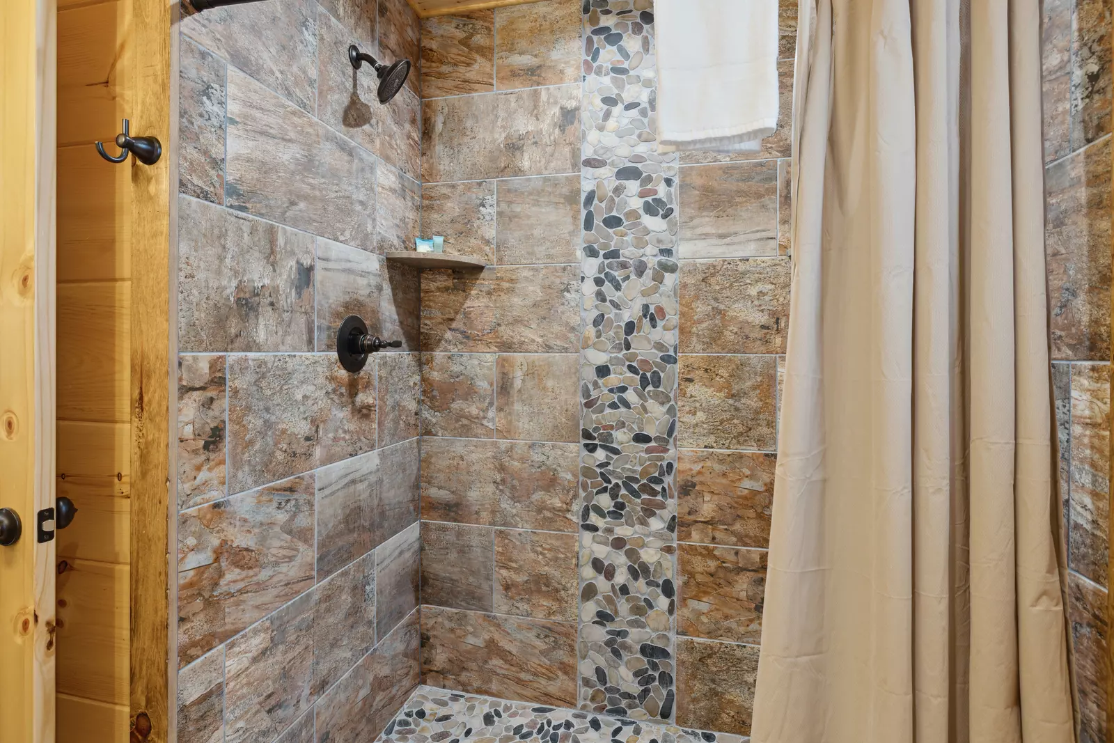 Downtown Chestnut Lodge 4 Bedroom Cabin At Parkside Cabin Rentals