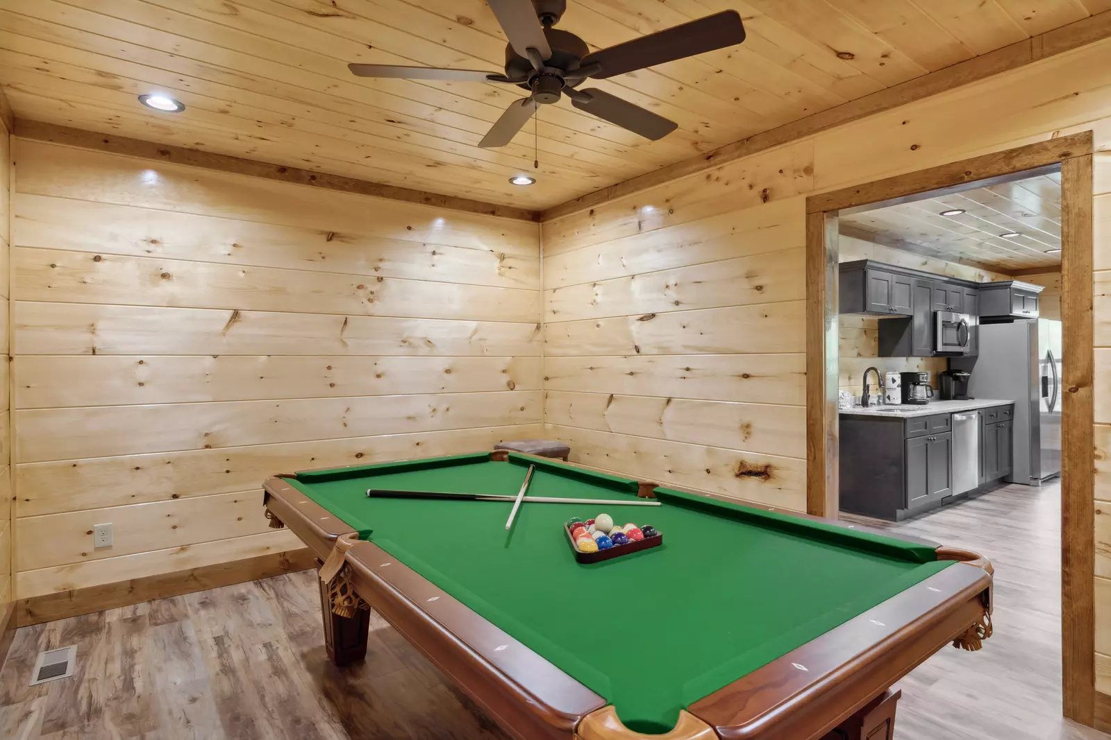 Downtown Chestnut Lodge 4 Bedroom Cabin At Parkside Cabin Rentals