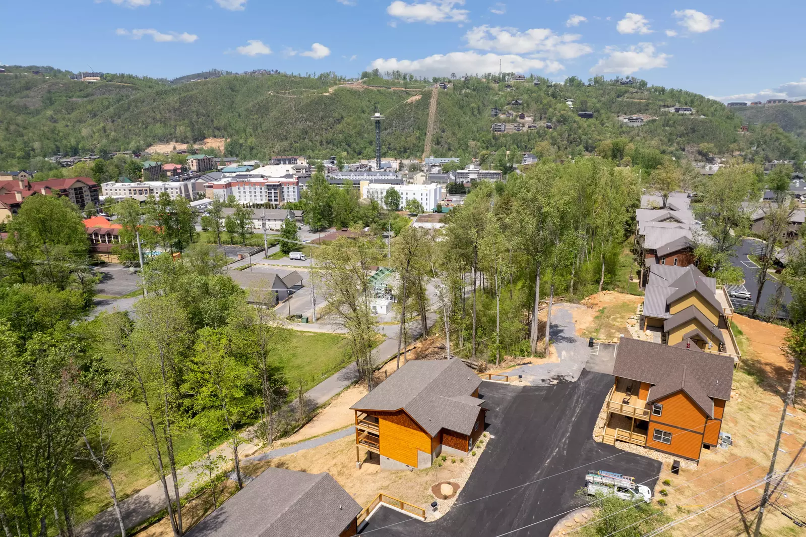 Downtown Chestnut Lodge 4 Bedroom Cabin At Parkside Cabin Rentals